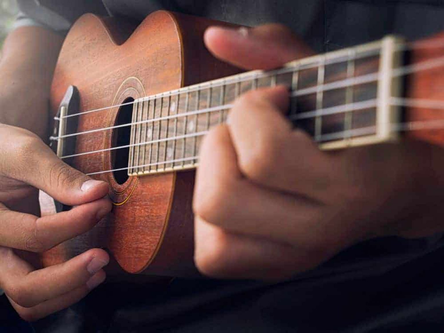 Strumming a Ukulele: Amazing Guide + 5 Patterns!
